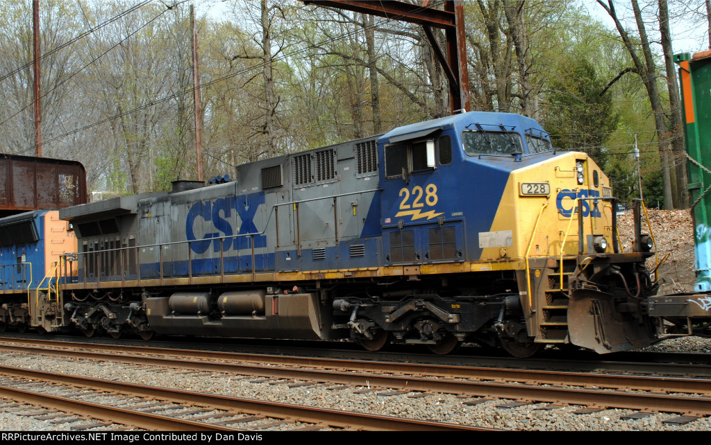 CSX AC44CW 228 on Q702-10